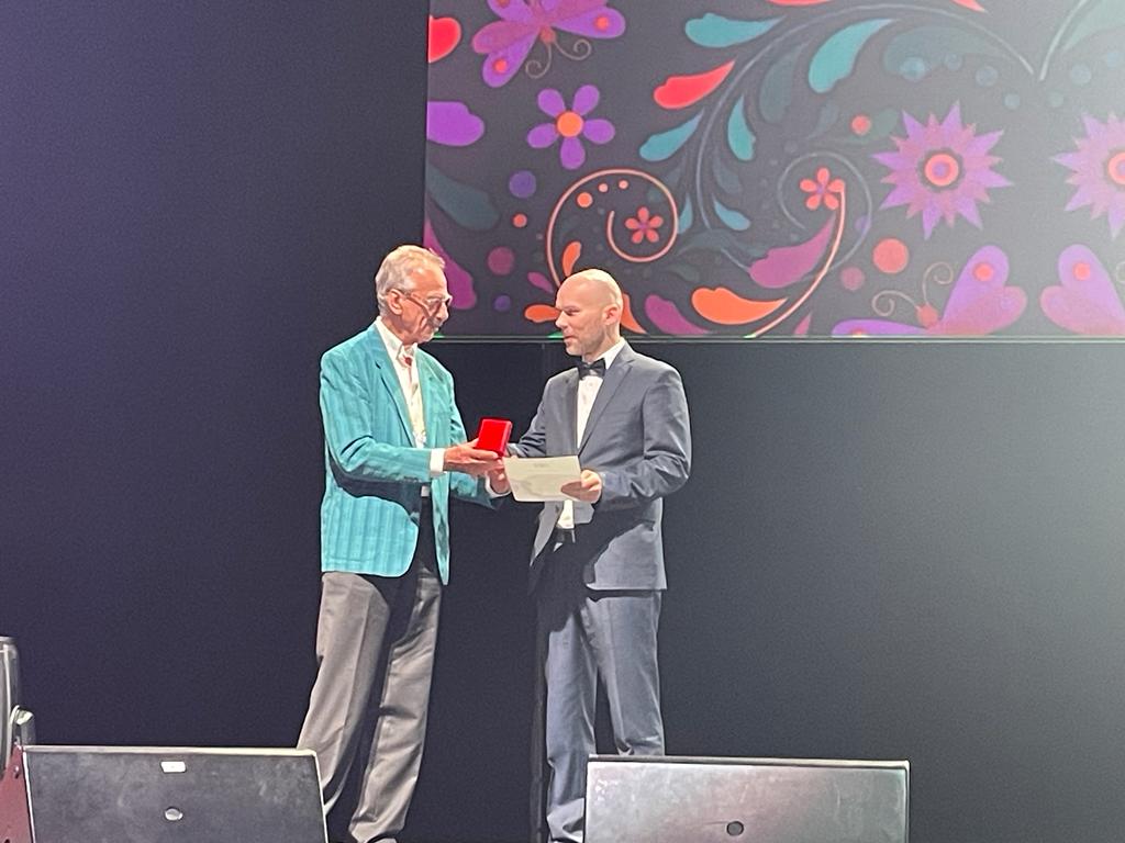 Profesor Błażej Kuźniacki odebrał nagrodę Mitchell B. Carroll Prize ...